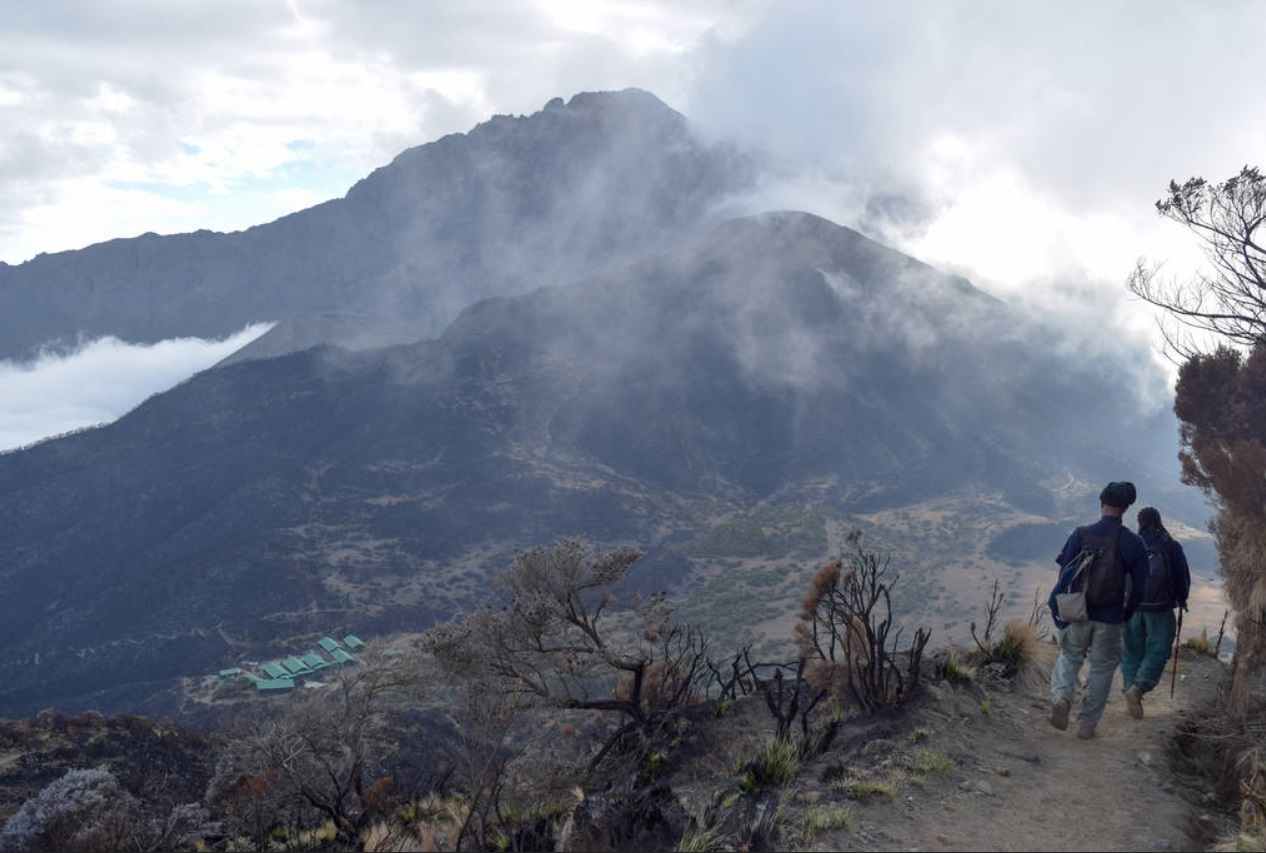 Mont Meru 3 jours - jour 3: Saddle Hut (3500m) - Sommet du Mont Meru ...